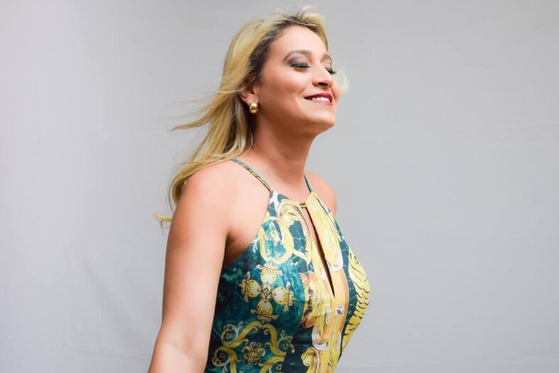 SINDJUSTIÇA | Programação no clube terá show de samba com Mara Cristina